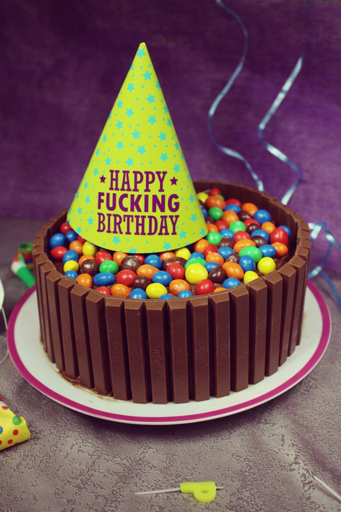 Layer Cake enrobé de kit kat – Lyzie McCake